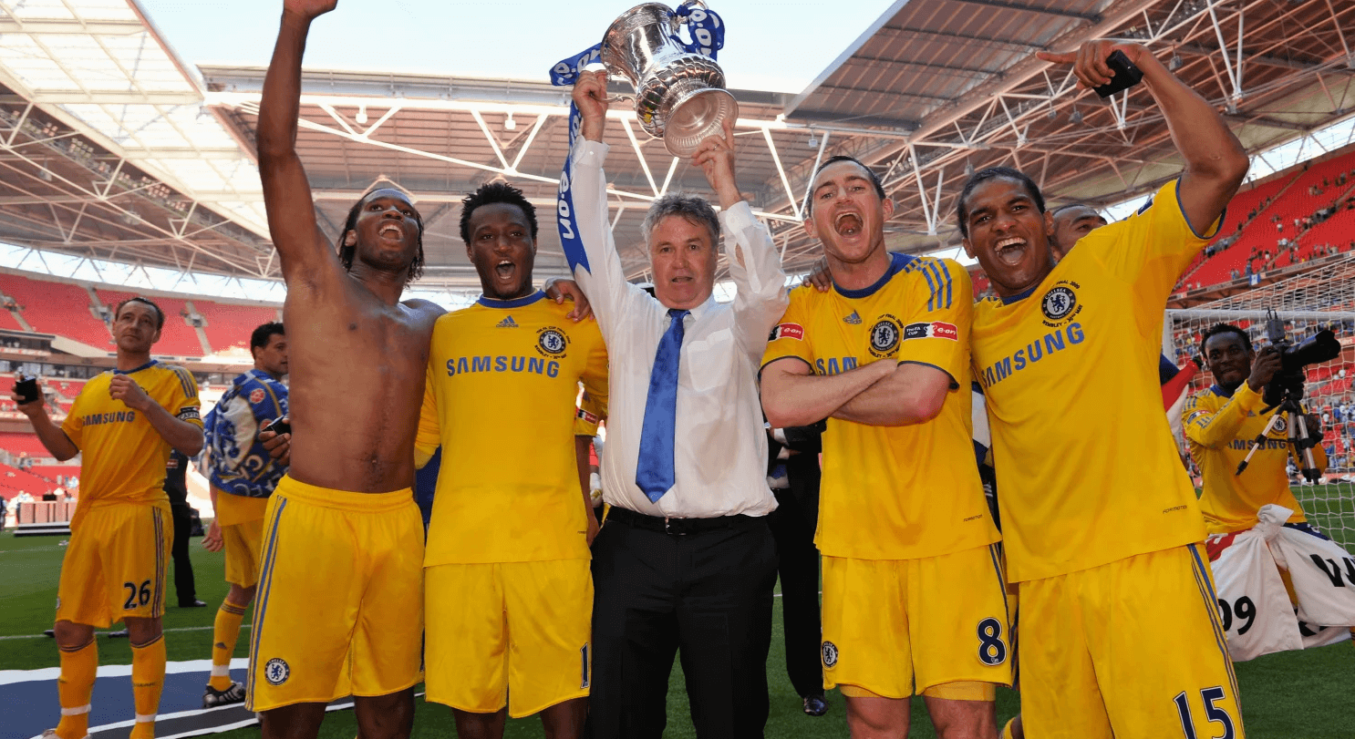 Nimede eri: kui vutiväljakutel aetakse lisaks jalgadele sõlme ka keel ...