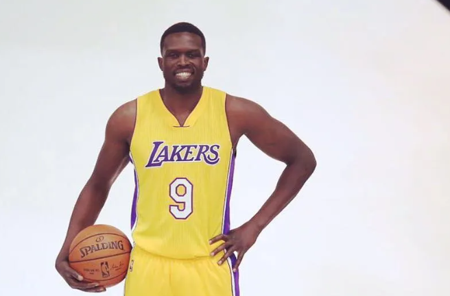 Lakers maksis kolm aastat miljoneid mängijale, kelle karjäär oli läbi ...